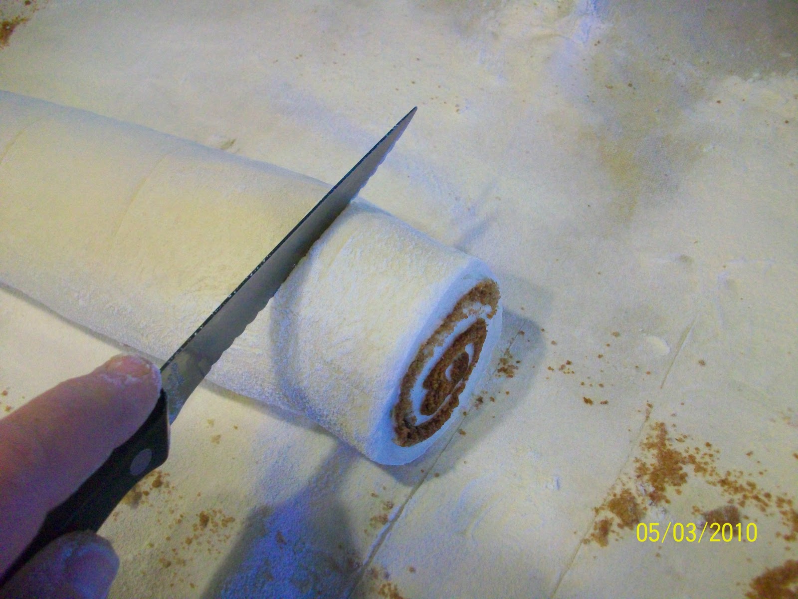 Sue's Kitchen: Tutorial from Sue's Kitchen: Cinnamon Rolls 101