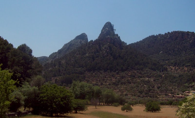 Walk Report - Sunshine meanders - Teix and the Archduke's path ...