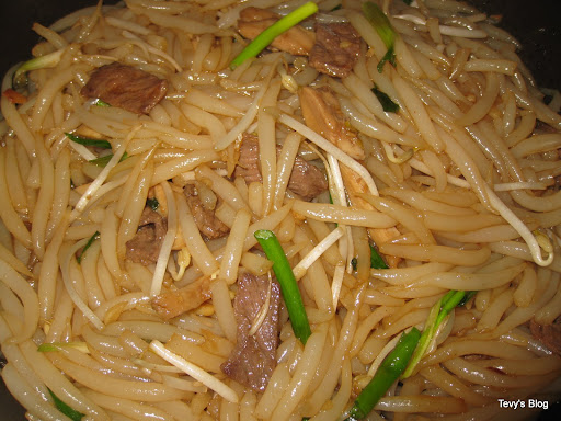 Welcome to Tevy's Kitchen: Stir fry Rice Pin noodle (Khmer Lot Char)