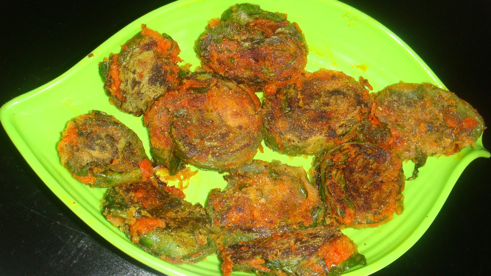 Amchi Bong Konnexion: Pathrade Phodi - Fried Palak Pinwheels