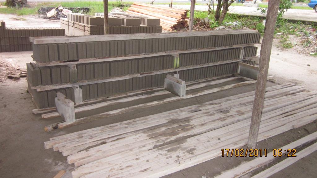 Proses pembuatan batako - Jalan-jalan di Palangka Raya