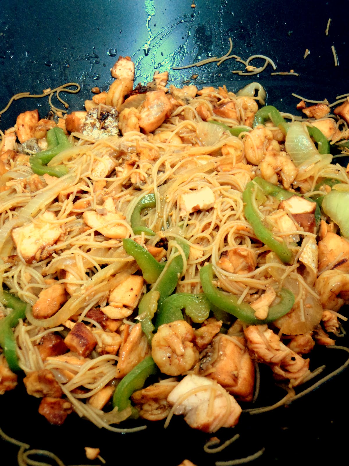 Wok de salmón teriyaki y gambas con verduras y fideos de arroz