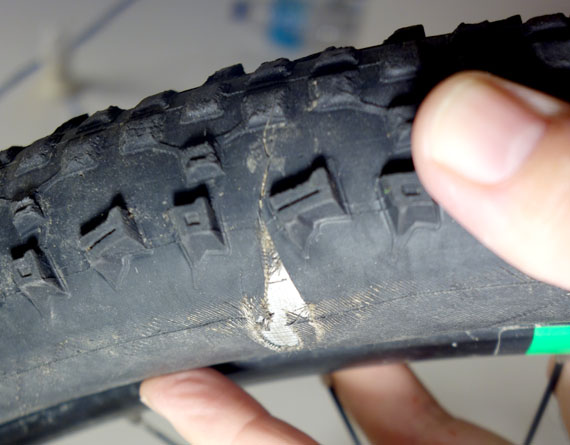 Cómo reparar en ruta una cubierta de la bici rajada | en bici por madrid