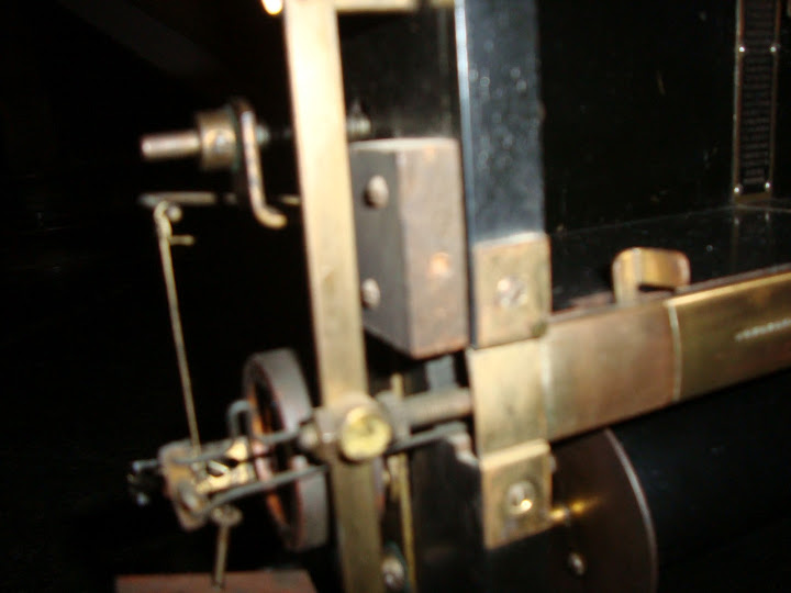 Player piano without automatic tracking system? - Pianola