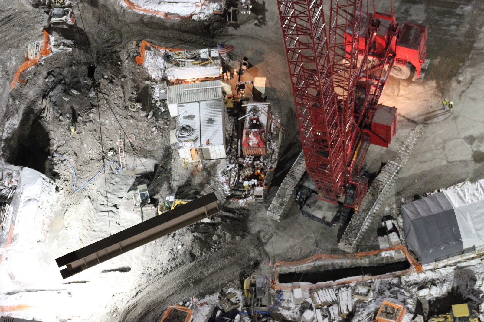 328DLCR'S Photo Blog: Manitowoc 18000 unloads steel at night!