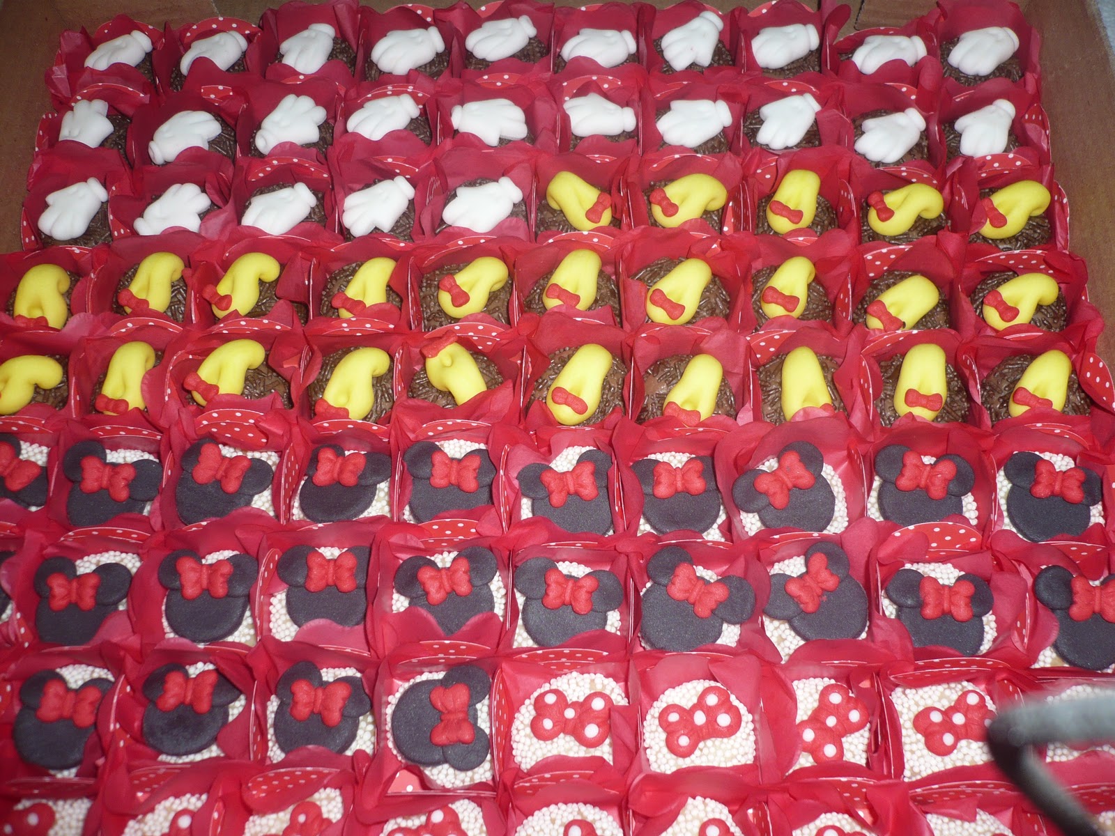 Pati Fernandes - Confeitaria Artística: Doces decorados - Minnie vermelha