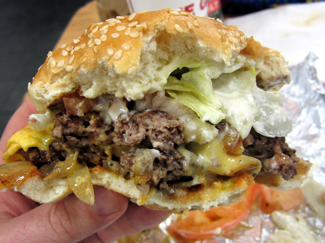𝗦𝗟𝗔𝗞𝗜𝗡𝗚𝗙🍩🍩𝗟: A competent fast-food burger at Five Guys Burgers and Fries.