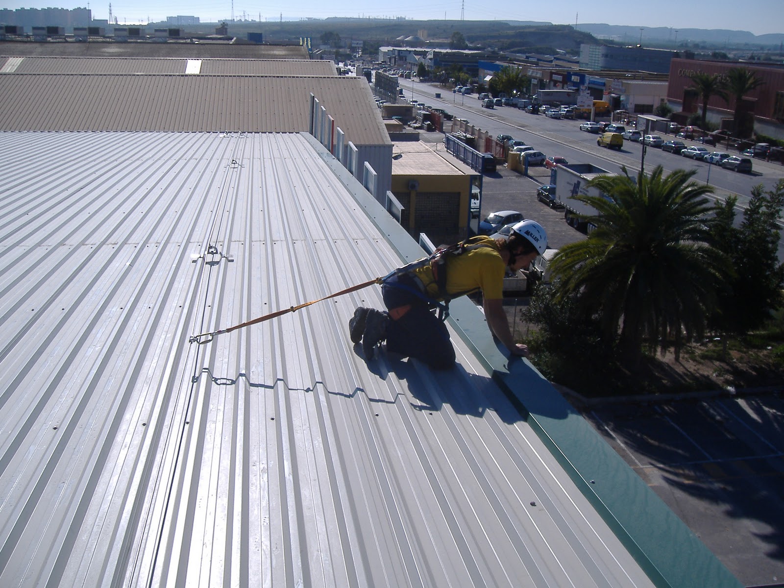 Metal y Amianto: Línea de Vida Homologada en Cubierta