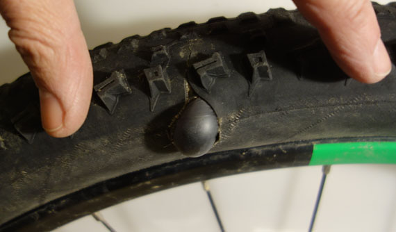 Cómo reparar en ruta una cubierta de la bici rajada | en bici por madrid