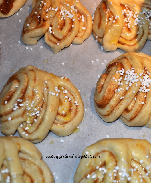 Cooking Finland: Cinnamon buns--Kaneli pulla (korvapuustit)