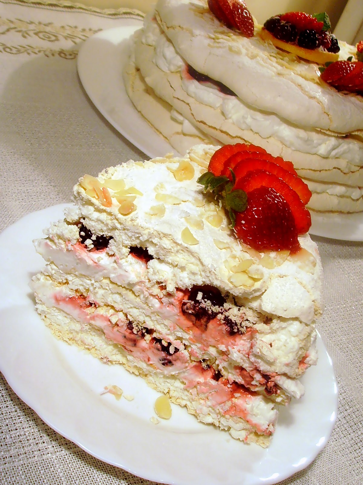 Angellove's Cooking: Целувчена торта с горски плодове и бадеми ...