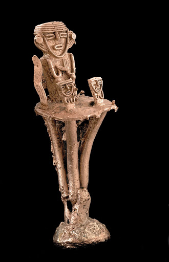 Figura votiva en forma de cercado con figuras antropomorfas ...