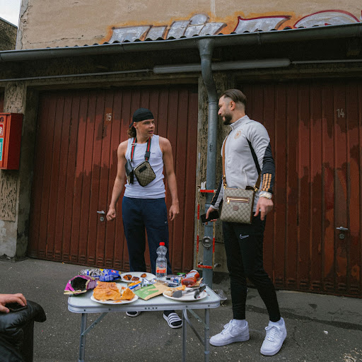 WAS IST DA LOS ?! - YouTube Music