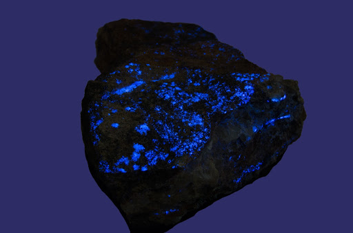 Scheelite under UV light — Google Arts & Culture