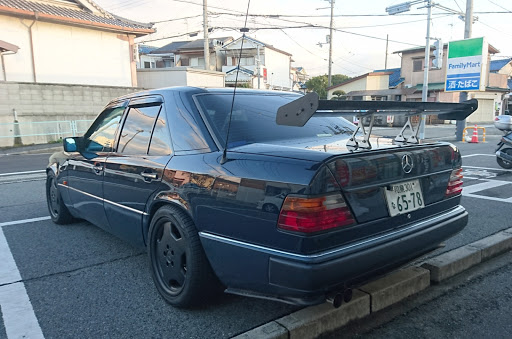 Eクラス セダンのW124・DIY・gtウイング・リップスポイラーに関するカスタム事例｜車のカスタム情報はCARTUNE