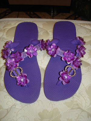 Nos Pés Chinelo Roxo Com Pedras No Mesmo Tom E Fivela Modelo 023