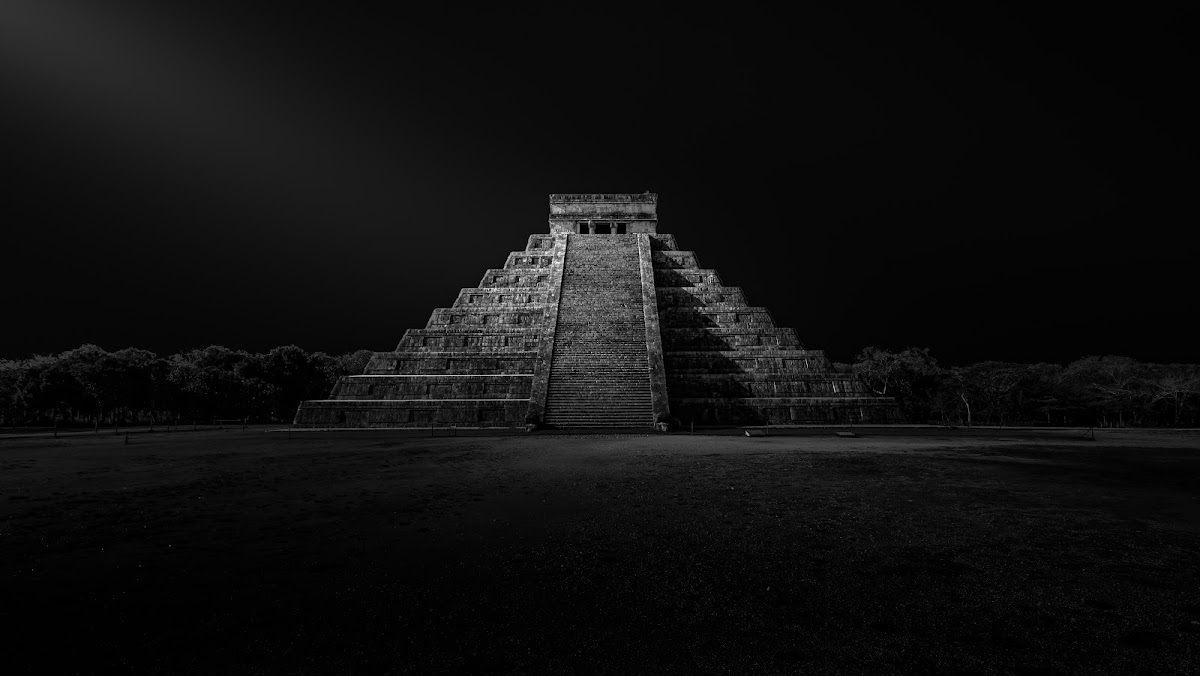 El Castillo Pyramid In Darkness 5K Desktop Wallpaper