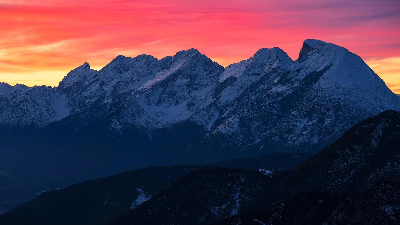 Dramatic Alpine Sunset Over Peaks 5K Desktop Wallpaper