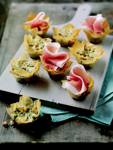 Friendly feasts — Google Arts & Culture