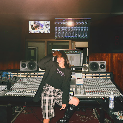 UN MOMENTICO + (Versión Salsa) - YouTube Music