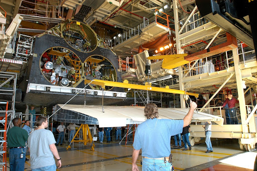A Hyster forklift in the Orbiter Processing Facility lifts the body ...