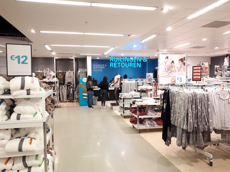 Bij Primark in Rotterdam betaal je met creditcards van AMEX, MasterCard ...