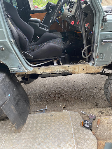 ジムニーのジムニーJA11・アドバンスギヤ7.9・夏の終わり・柳田カット・サイドシルカットに関するカスタム事例｜車のカスタム情報はCARTUNE